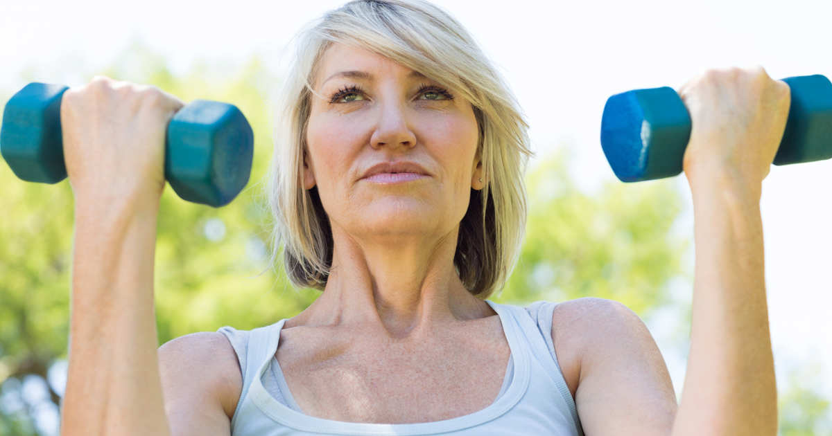 10 ejercicios fáciles con pesas para tonificar los brazos que puedes hacer en casa