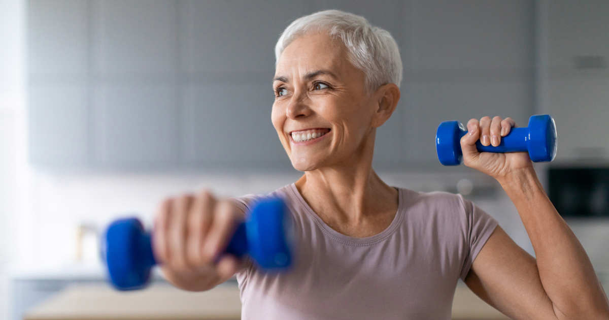 Entrenamiento con pesas de 15 minutos para mayores: 6 ejercicios fáciles para ganar fuerza