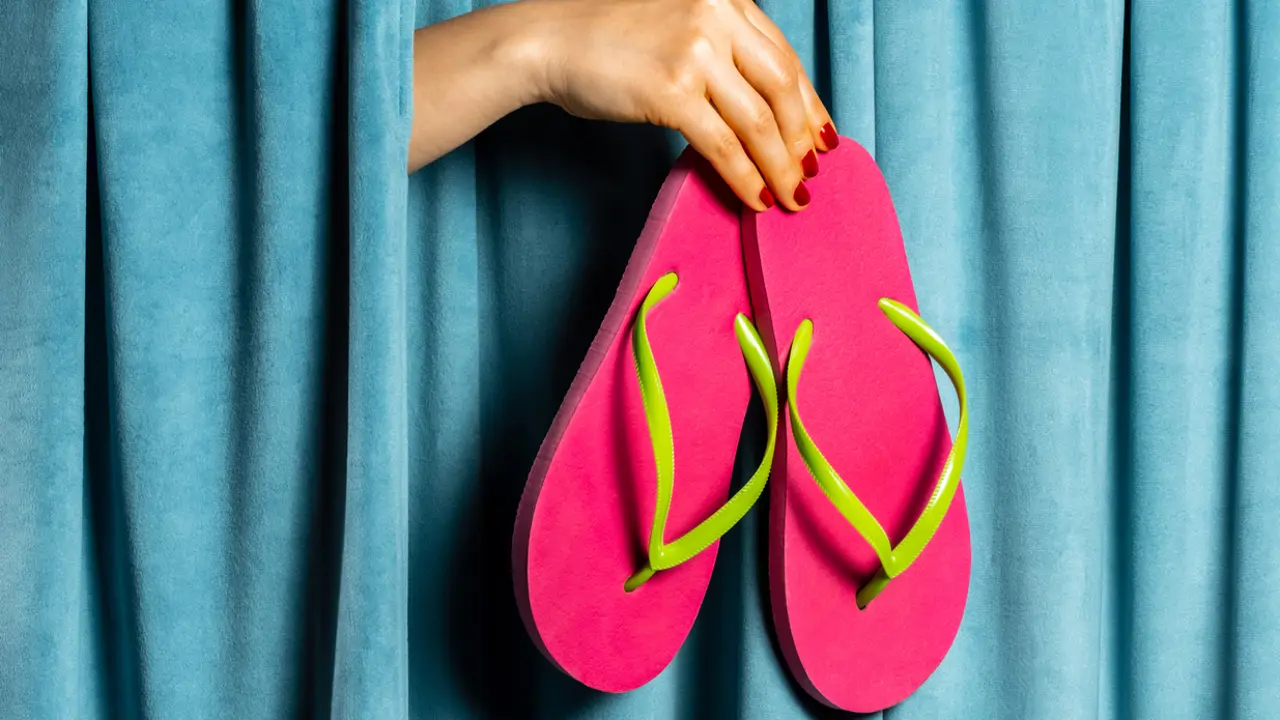 ¿Deberías ducharte con chanclas en el gimnasio? Podólogos responden