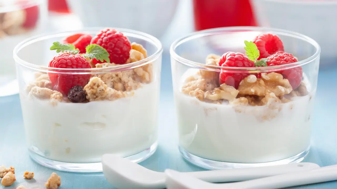 12 desayunos con yogur griego: saludables, saciantes y deliciosos