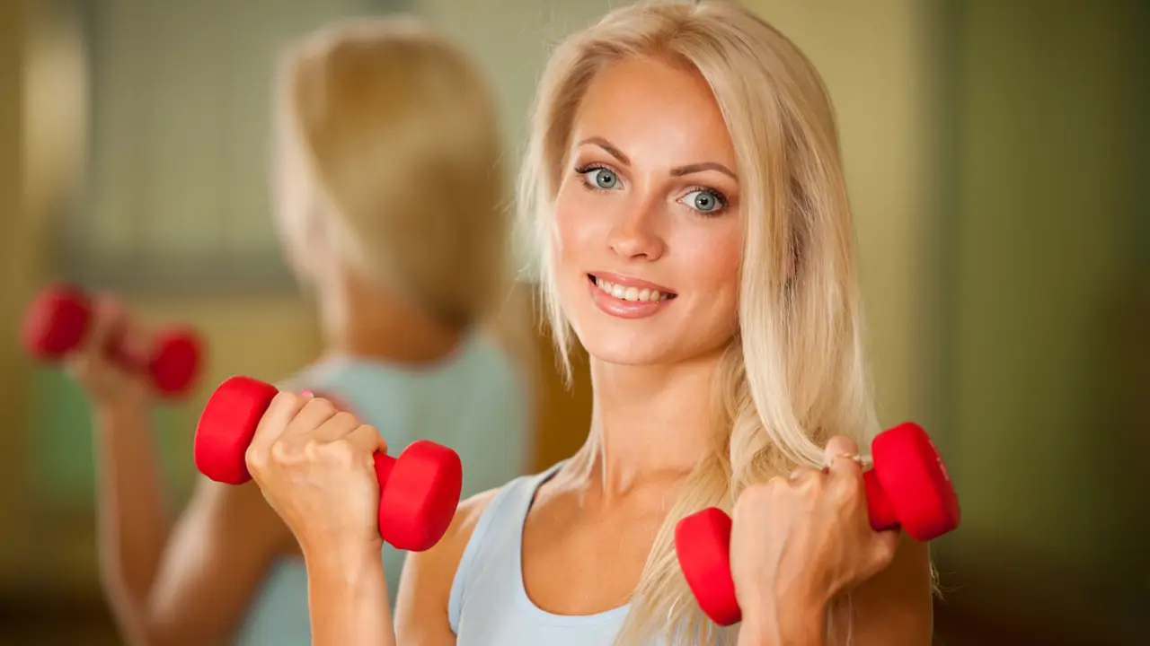 5 ejercicios fáciles para empezar a hacer pesas a los 50 y conseguir ...