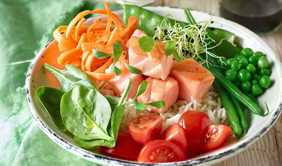 12 ensaladas de salmón saludables, ricas en omega 3, vitaminas y ...