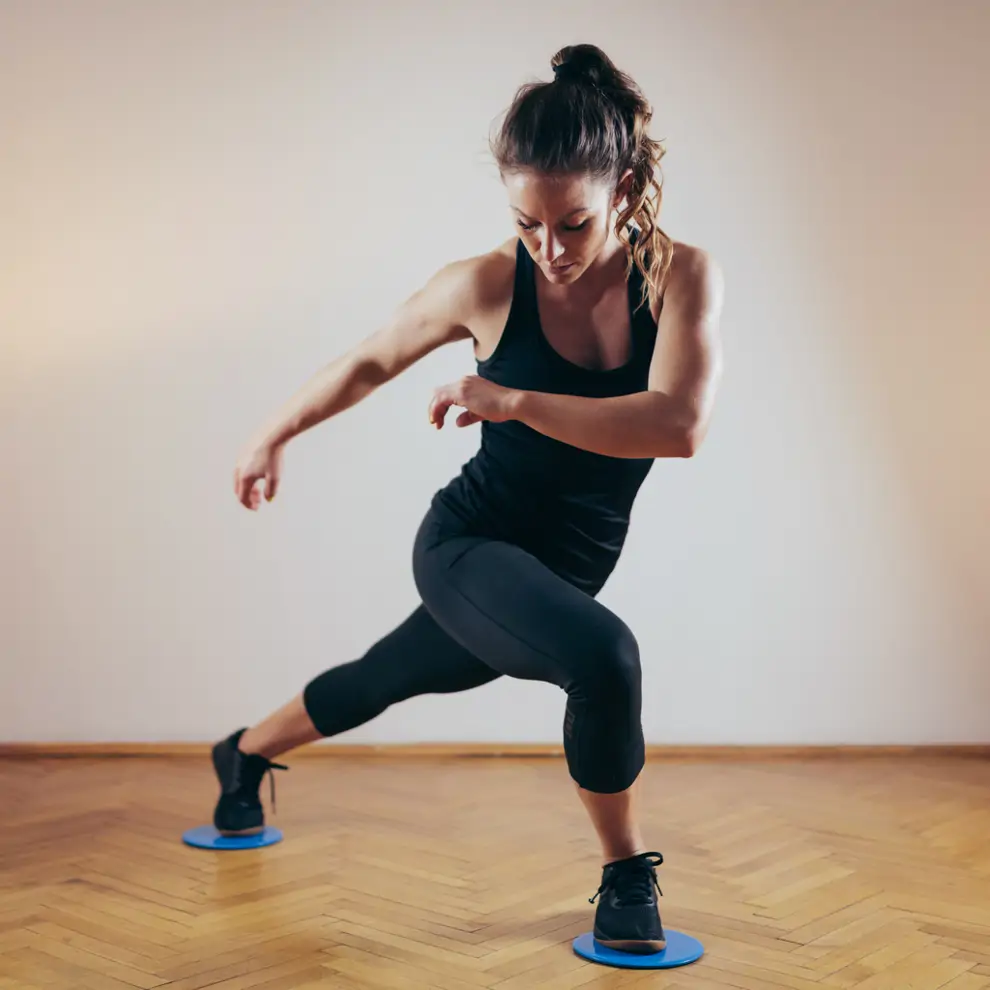 7 ejercicios con discos deslizantes eficaces para tonificar y ...