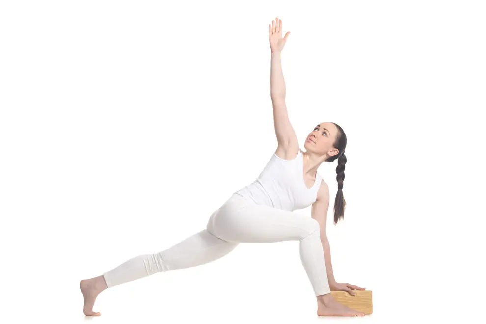 10 ejercicios con un bloque de yoga para hacer más fáciles las posturas ...