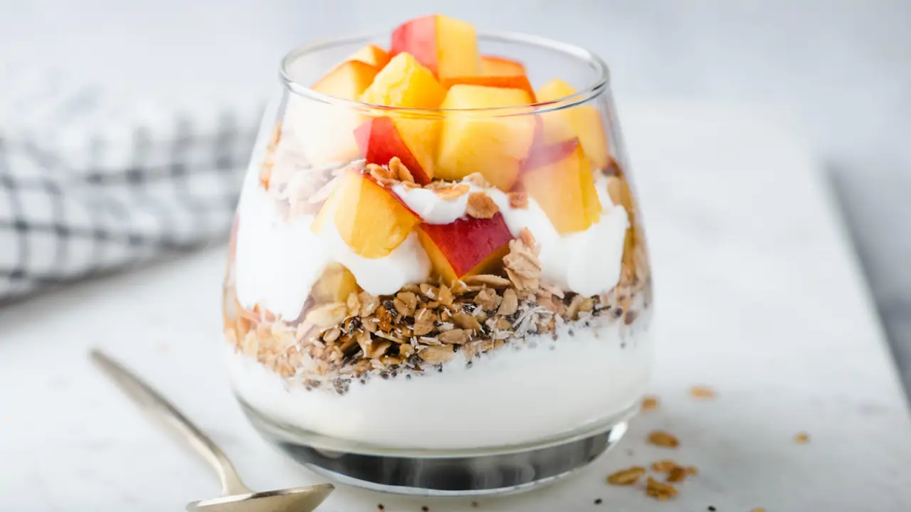 12 desayunos con avena y yogur muy saludables y fáciles de preparar