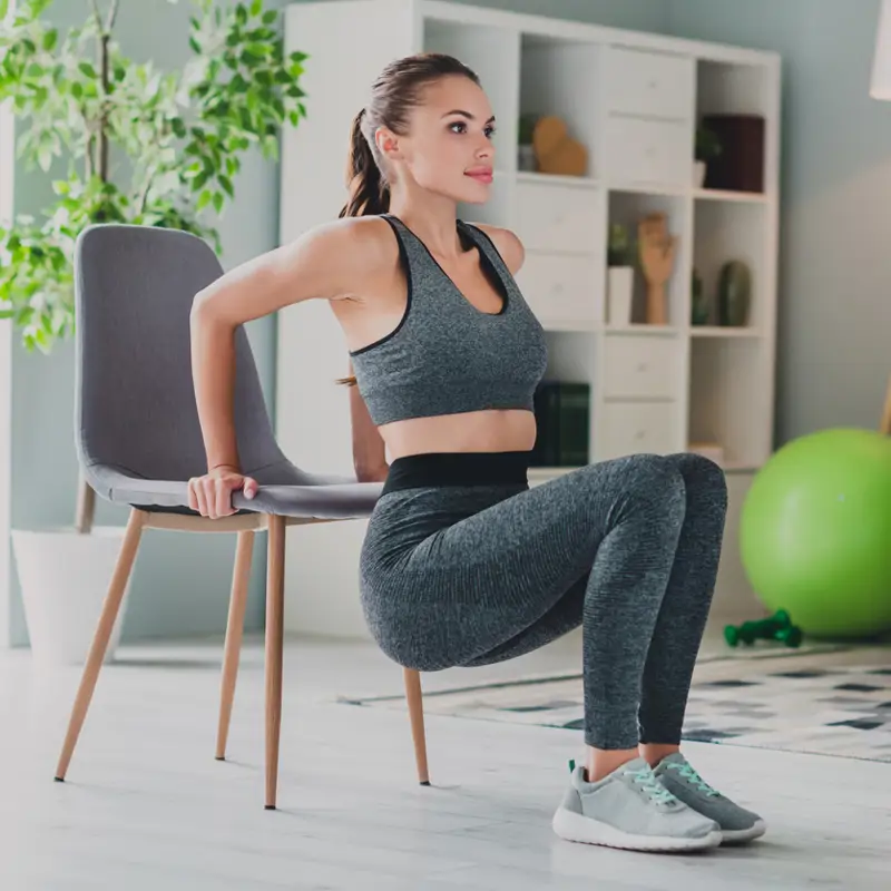 7 ejercicios con silla para fortalecer los tríceps con resultados ...