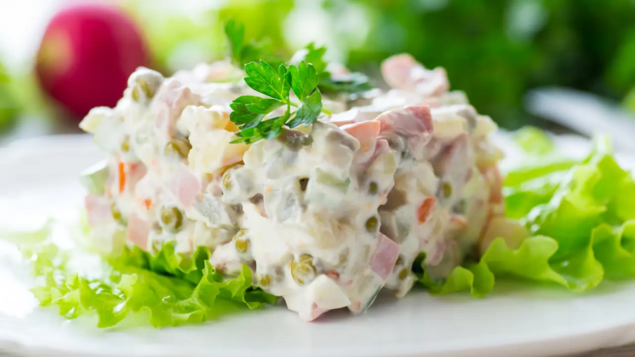 Cómo hacer una ensaladilla rusa más saludable: 7 recetas con pequeños ...