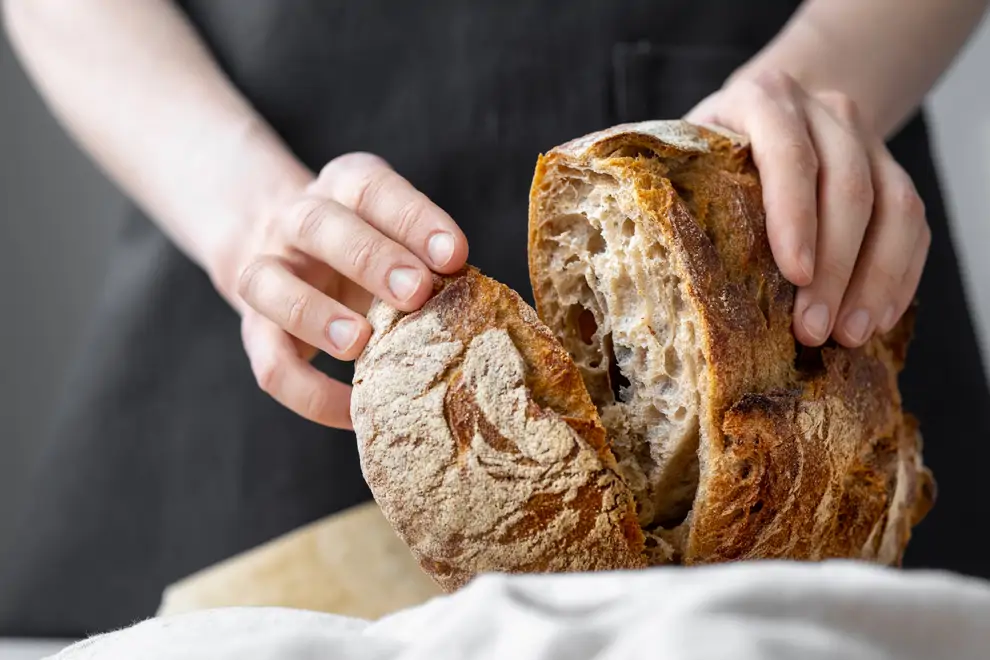 Nutricionistas coinciden en que cortar el pan antes de congelarlo es es ...